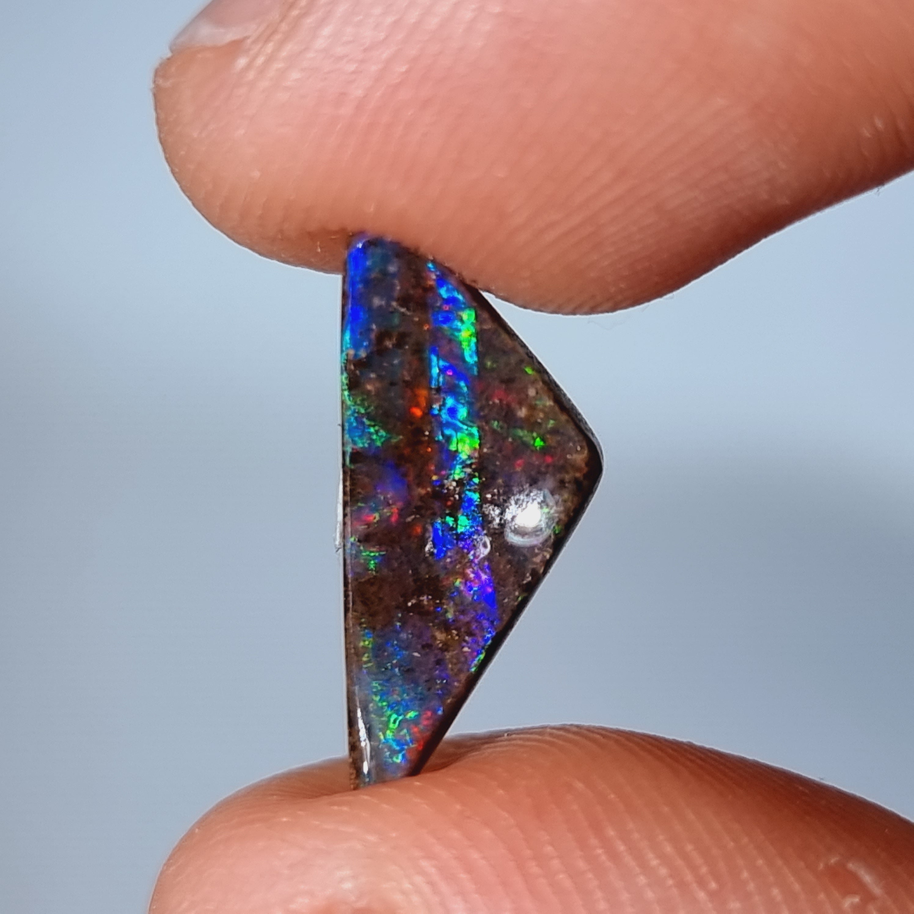 2,65 Ct mehrfarbiger freiform Boulder Opal – OpalWelt.com